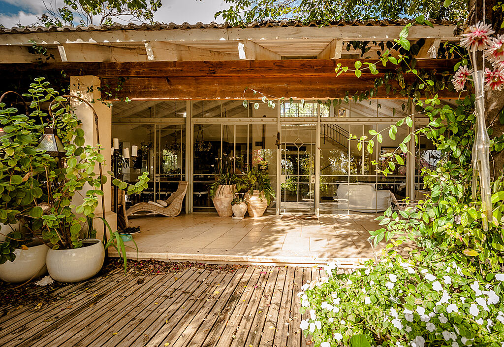 The Iron House by Jonathan Monjack | HomeAdore