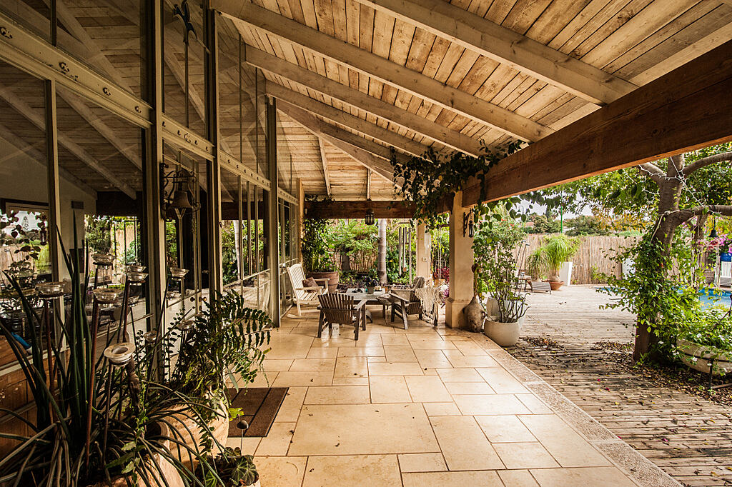 The Iron House by Jonathan Monjack | HomeAdore