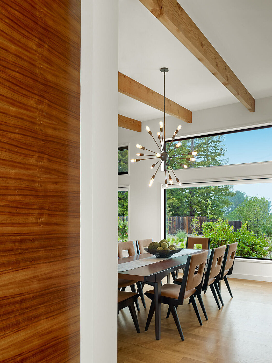 Golden Oak Residence: A Hilltop Haven by William Duff Architects ...