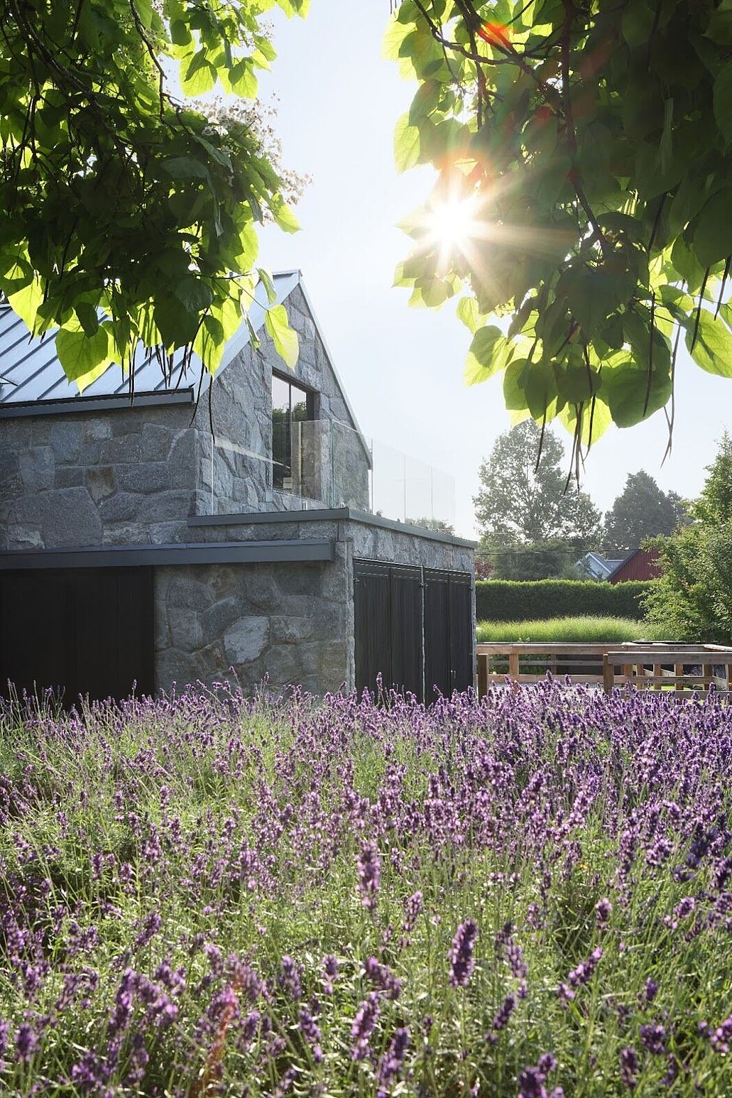 Modern Country House: Elegant Blend of Style in Vancouver | HomeAdore