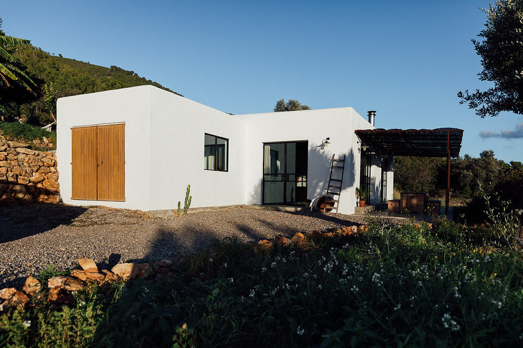 Ibiza Campo – Loft: A Rustic-Industrial Retreat | HomeAdore