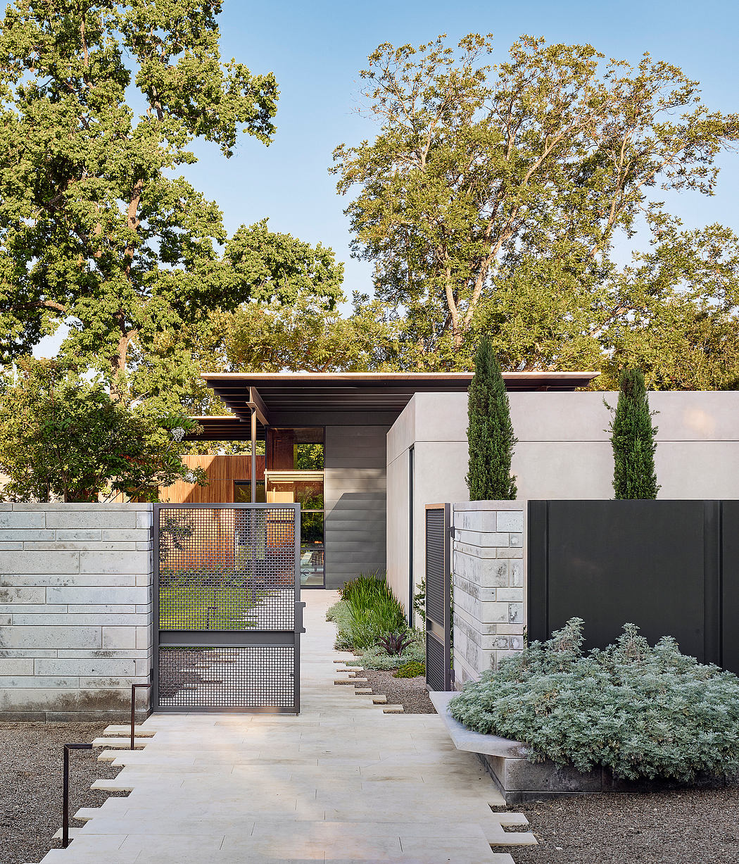 Canopy House: Fluid Indoor-Outdoor Design Amid Oak Tree Canopy