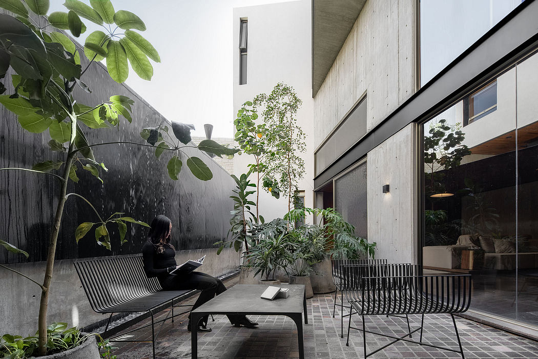 Sama House: A Stunning Blend of Concrete, Wood, and Nature