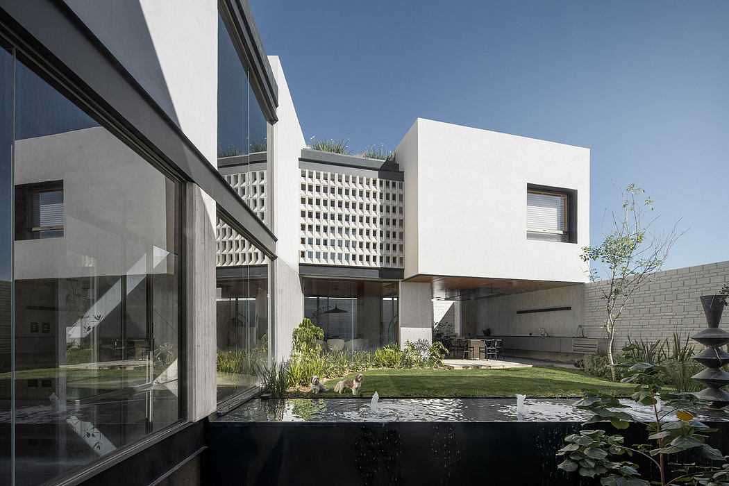 Sama House: A Stunning Blend of Concrete, Wood, and Nature