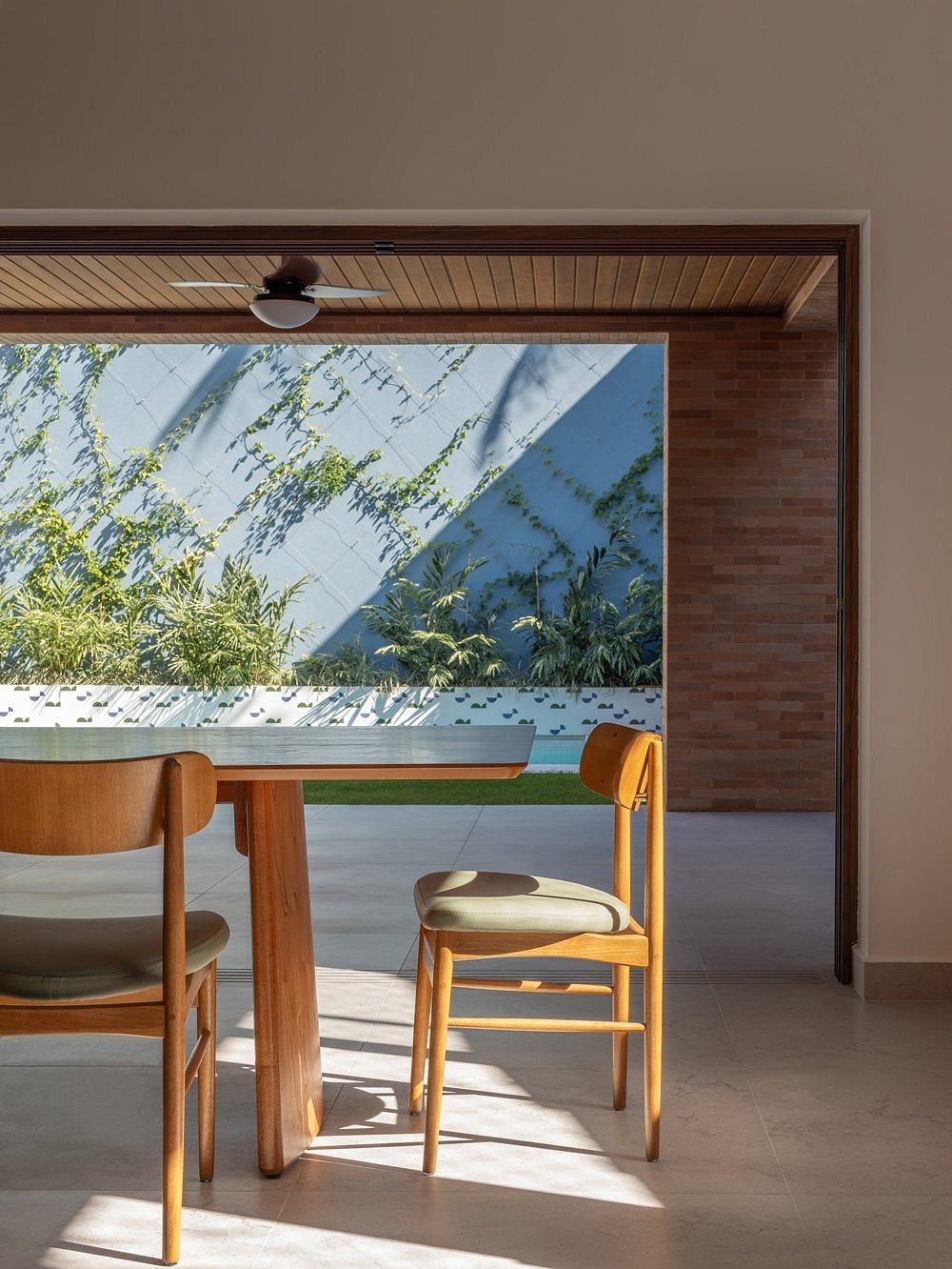 Obi House: Cozy Beach Retreat with Tupi Guarani Inspiration